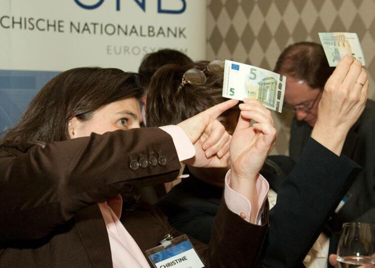 Miksi viiden euron seteli uudistetaan? – KU